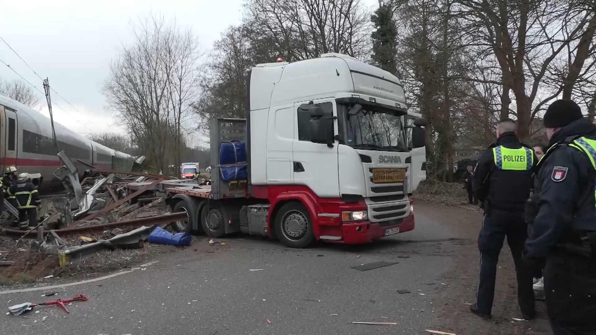 Hamburg: ICE kollidiert mit Lastwagen - Lkw-Fahrer nach Unfall in U ...