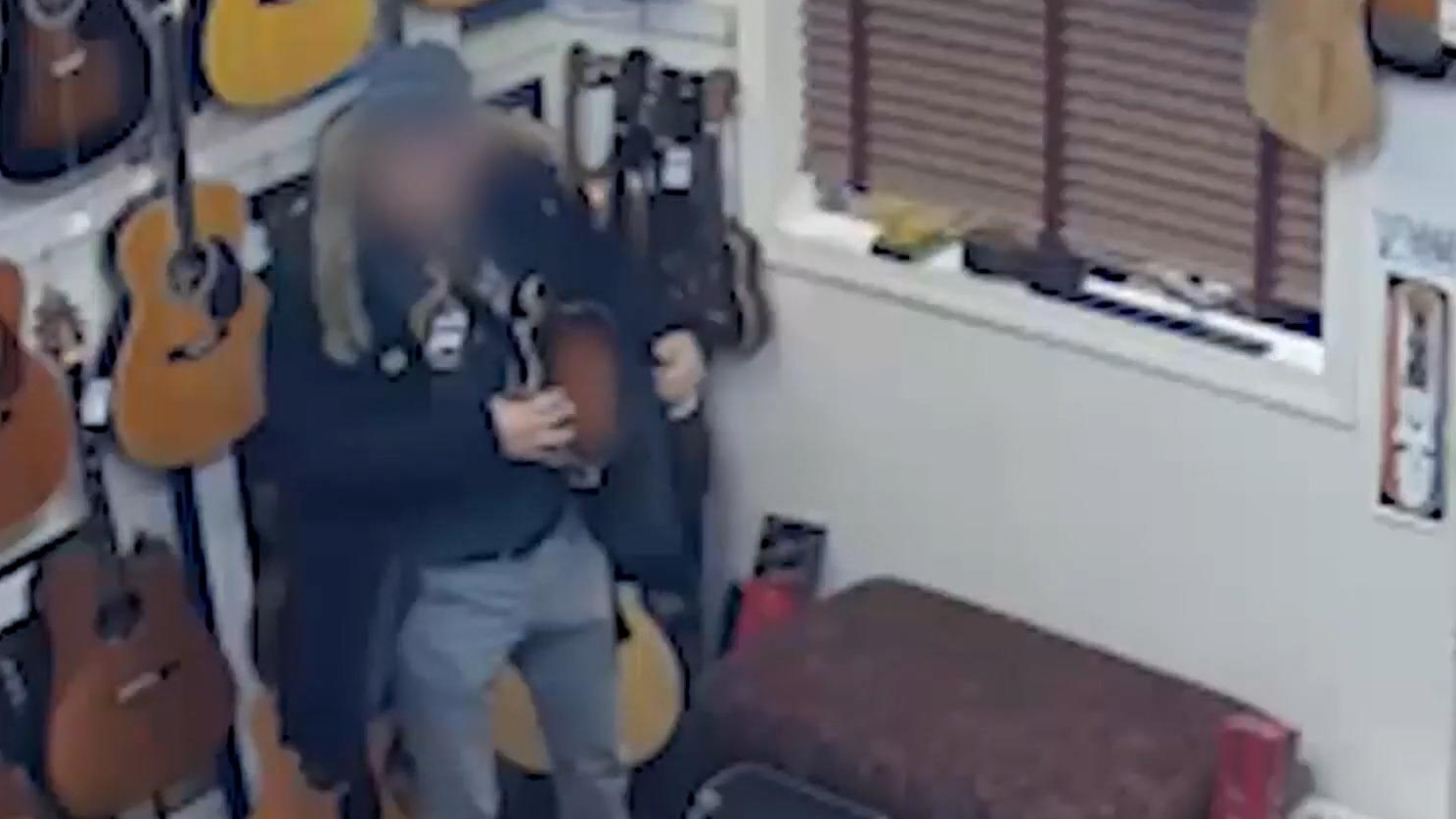 Erst fette Beute, dann große Reue - Betrunkener Dieb geht viral – und ...